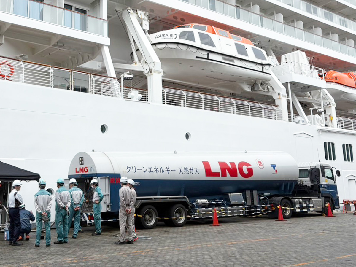 横浜港大さん橋国際客船ターミナルにて「飛鳥Ⅲ」へのLNG燃料供給を実施しました～クルーズ客船へのLNG燃料の供給は国内初～ - 飛鳥クルーズ（飛鳥Ⅱ・飛鳥Ⅲ） 公式｜伝えたい感動がある
